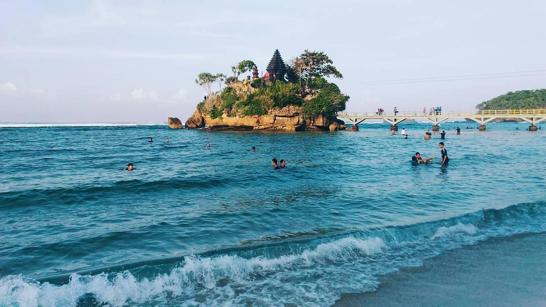 Pantai Balekambang Malang - Wisata Jawa Timur ala Tanah Lot