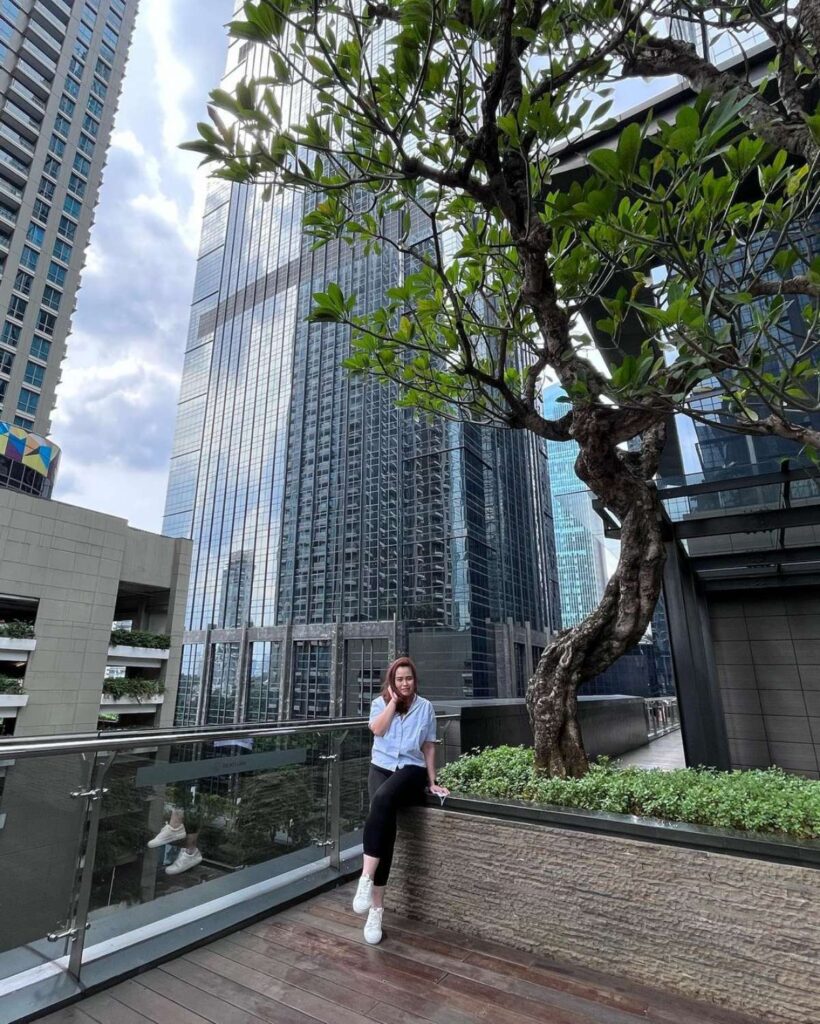 Ashta District 8: Review Mall, Fasilitas dan Spot Foto Terbaik